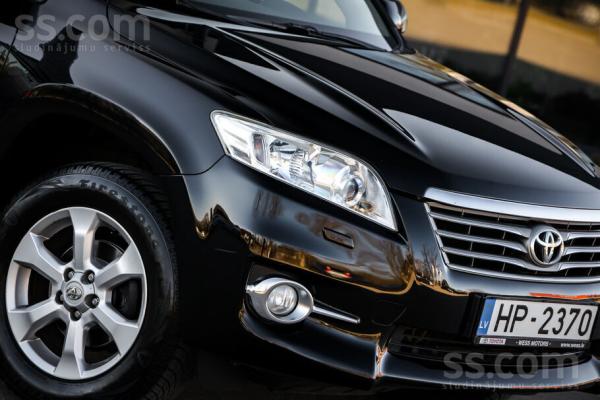 Black Toyota RAV4 2011 in Jelgava, with an engine capacity of 2.00 L and mileage of 145 thousand km for 11500 €, photo 7 on AUTOMOTO.COM.LV