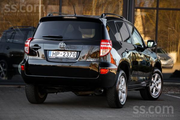 Black Toyota RAV4 2011 in Jelgava, with an engine capacity of 2.00 L and mileage of 145 thousand km for 11500 €, photo 8 on AUTOMOTO.COM.LV