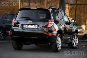 Black Toyota RAV4 2011 in Jelgava, with an engine capacity of 2.00 L and mileage of 145 thousand km for 11500 €, photo 9 on AUTOMOTO.COM.LV