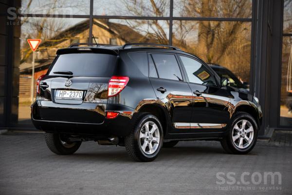 Black Toyota RAV4 2011 in Jelgava, with an engine capacity of 2.00 L and mileage of 145 thousand km for 11500 €, photo 9 on AUTOMOTO.COM.LV