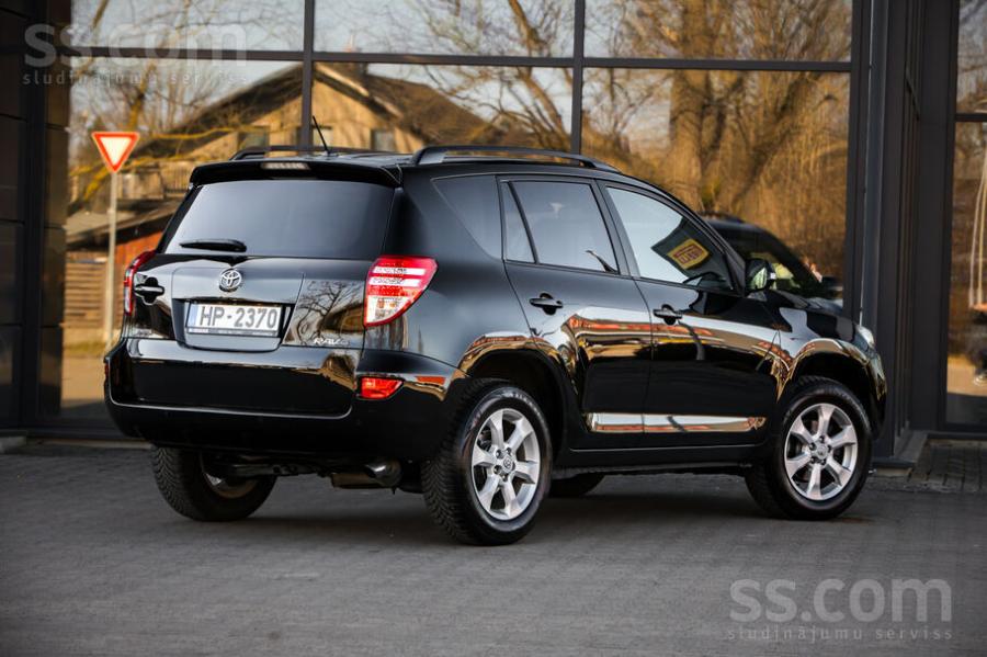 Black Toyota RAV4 2011 in Jelgava, with an engine capacity of 2.00 L and mileage of 145 thousand km for 11500 €, photo 10 on AUTOMOTO.COM.LV
