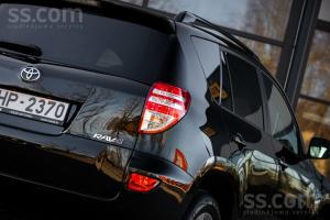 Black Toyota RAV4 2011 in Jelgava, with an engine capacity of 2.00 L and mileage of 145 thousand km for 11500 €, photo 11 on AUTOMOTO.COM.LV