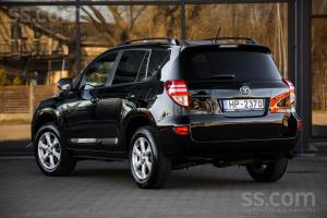 Black Toyota RAV4 2011 in Jelgava, with an engine capacity of 2.00 L and mileage of 145 thousand km for 11500 €, photo 12 on AUTOMOTO.COM.LV