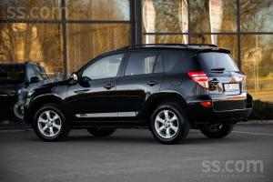Black Toyota RAV4 2011 in Jelgava, with an engine capacity of 2.00 L and mileage of 145 thousand km for 11500 €, photo 13 on AUTOMOTO.COM.LV