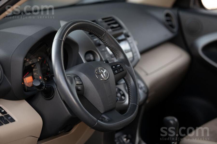 Black Toyota RAV4 2011 in Jelgava, with an engine capacity of 2.00 L and mileage of 145 thousand km for 11500 €, photo 14 on AUTOMOTO.COM.LV