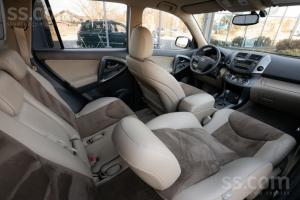Black Toyota RAV4 2011 in Jelgava, with an engine capacity of 2.00 L and mileage of 145 thousand km for 11500 €, photo 15 on AUTOMOTO.COM.LV