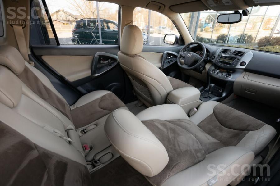 Black Toyota RAV4 2011 in Jelgava, with an engine capacity of 2.00 L and mileage of 145 thousand km for 11500 €, photo 15 on AUTOMOTO.COM.LV