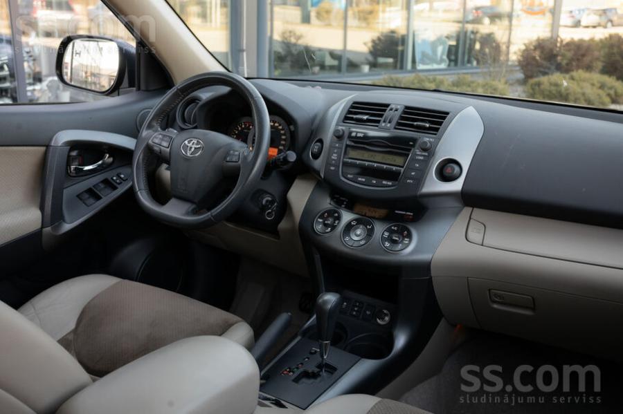Black Toyota RAV4 2011 in Jelgava, with an engine capacity of 2.00 L and mileage of 145 thousand km for 11500 €, photo 16 on AUTOMOTO.COM.LV