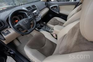 Black Toyota RAV4 2011 in Jelgava, with an engine capacity of 2.00 L and mileage of 145 thousand km for 11500 €, photo 17 on AUTOMOTO.COM.LV
