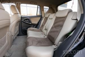 Black Toyota RAV4 2011 in Jelgava, with an engine capacity of 2.00 L and mileage of 145 thousand km for 11500 €, photo 20 on AUTOMOTO.COM.LV