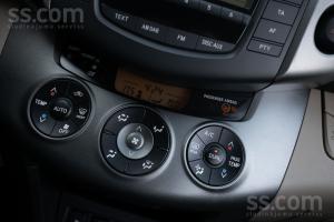 Black Toyota RAV4 2011 in Jelgava, with an engine capacity of 2.00 L and mileage of 145 thousand km for 11500 €, photo 22 on AUTOMOTO.COM.LV