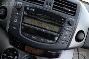 Black Toyota RAV4 2011 in Jelgava, with an engine capacity of 2.00 L and mileage of 145 thousand km for 11500 €, photo 23 on AUTOMOTO.COM.LV