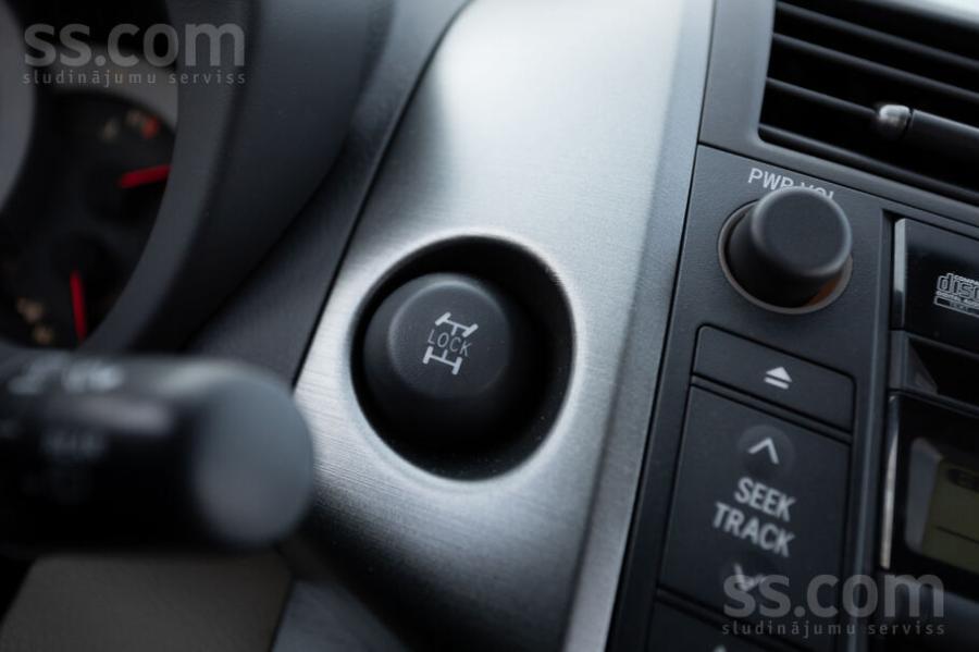 Black Toyota RAV4 2011 in Jelgava, with an engine capacity of 2.00 L and mileage of 145 thousand km for 11500 €, photo 32 on AUTOMOTO.COM.LV
