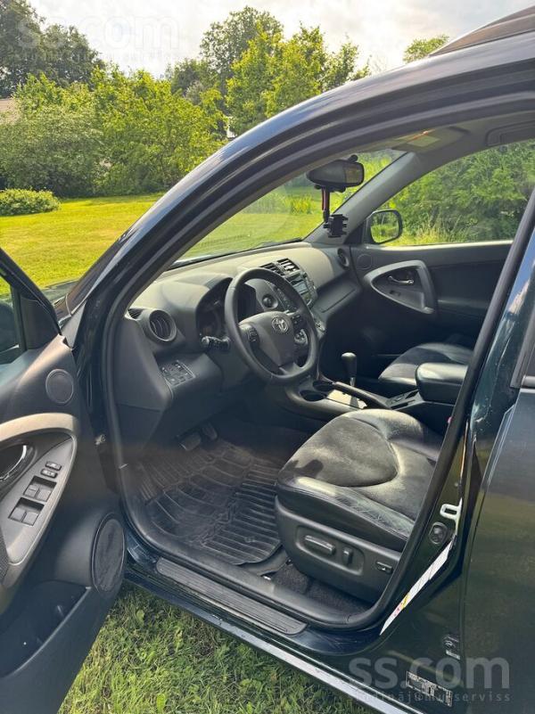 Melns Toyota RAV4 2011 Rīga, ar dzinēja tilpumu 2.00 L un nobraukumu 215 tūkst. km par 7500 €, foto 5 vietnē AUTOMOTO.COM.LV