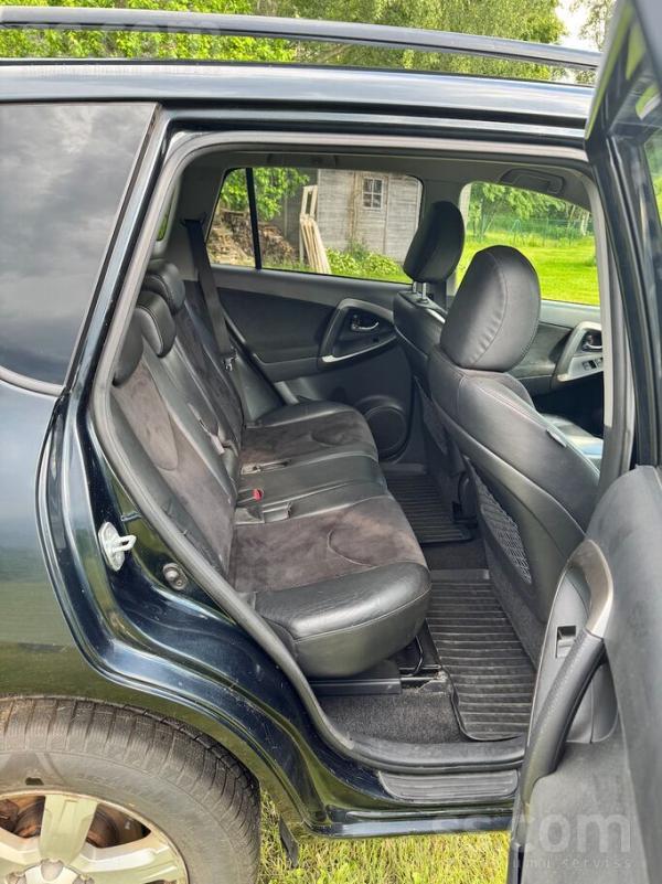 Melns Toyota RAV4 2011 Rīga, ar dzinēja tilpumu 2.00 L un nobraukumu 215 tūkst. km par 7500 €, foto 8 vietnē AUTOMOTO.COM.LV