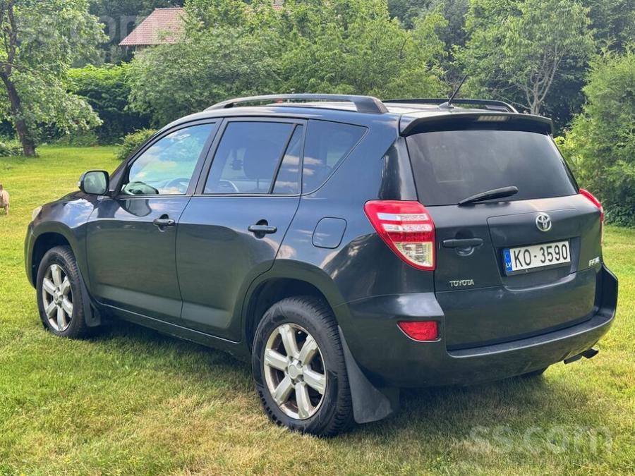 Black Toyota RAV4 2011 in Riga, with an engine capacity of 2.00 L and mileage of 215 thousand km for 7500 €, photo 4 on AUTOMOTO.COM.LV