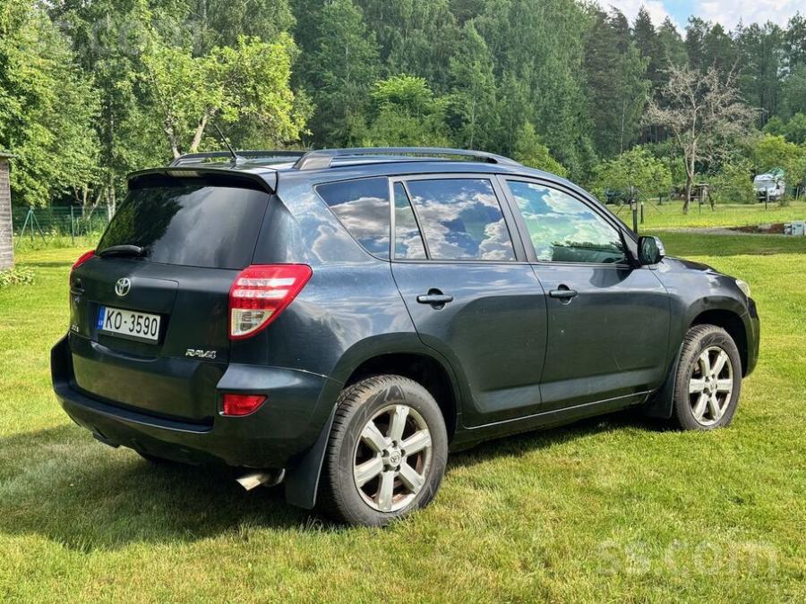 Black Toyota RAV4 2011 in Riga, with an engine capacity of 2.00 L and mileage of 215 thousand km for 7500 €, photo 5 on AUTOMOTO.COM.LV