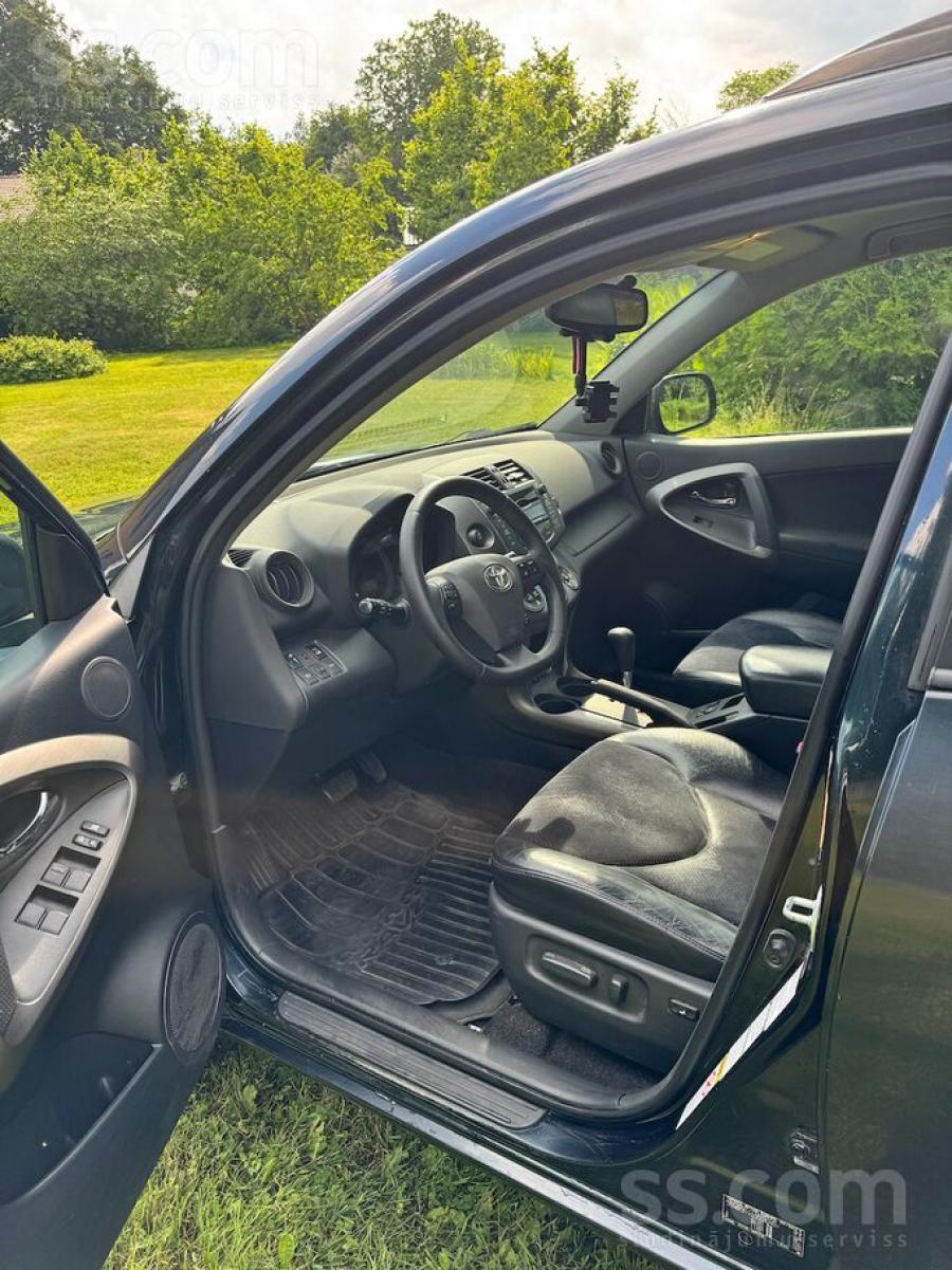 Black Toyota RAV4 2011 in Riga, with an engine capacity of 2.00 L and mileage of 215 thousand km for 7500 €, photo 6 on AUTOMOTO.COM.LV