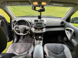 Black Toyota RAV4 2011 in Riga, with an engine capacity of 2.00 L and mileage of 215 thousand km for 7500 €, photo 7 on AUTOMOTO.COM.LV