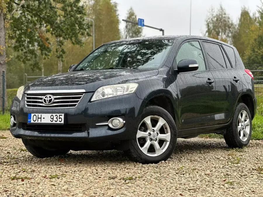Melns Toyota RAV4 2011 Jelgava, ar dzinēja tilpumu 2.20 L un nobraukumu 231 tūkst. km par 6500 €, foto 1 vietnē AUTOMOTO.COM.LV