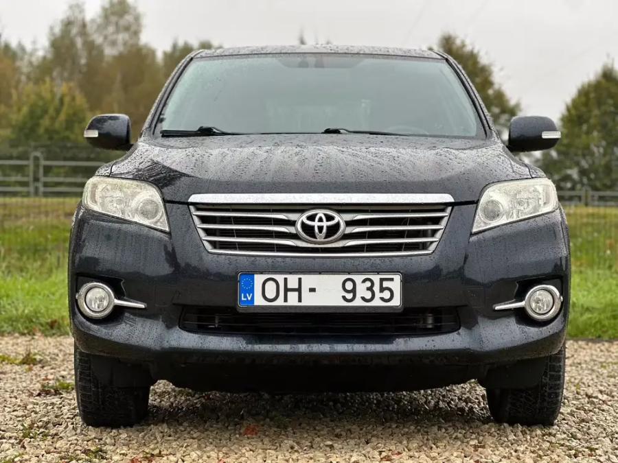 Melns Toyota RAV4 2011 Jelgava, ar dzinēja tilpumu 2.20 L un nobraukumu 231 tūkst. km par 6500 €, foto 3 vietnē AUTOMOTO.COM.LV