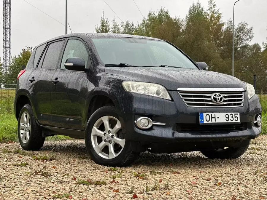 Melns Toyota RAV4 2011 Jelgava, ar dzinēja tilpumu 2.20 L un nobraukumu 231 tūkst. km par 6500 €, foto 4 vietnē AUTOMOTO.COM.LV