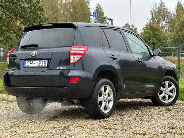 Black Toyota RAV4 2011 in Jelgava, with an engine capacity of 2.20 L and mileage of 231 thousand km for 6500 €, photo 4 on AUTOMOTO.COM.LV