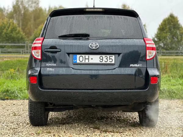 Black Toyota RAV4 2011 in Jelgava, with an engine capacity of 2.20 L and mileage of 231 thousand km for 6500 €, photo 5 on AUTOMOTO.COM.LV