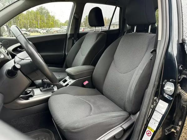 Black Toyota RAV4 2011 in Jelgava, with an engine capacity of 2.20 L and mileage of 231 thousand km for 6500 €, photo 8 on AUTOMOTO.COM.LV