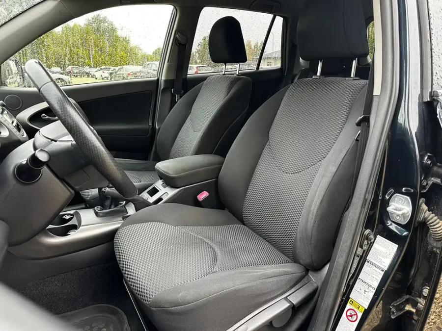 Melns Toyota RAV4 2011 Jelgava, ar dzinēja tilpumu 2.20 L un nobraukumu 231 tūkst. km par 6500 €, foto 9 vietnē AUTOMOTO.COM.LV