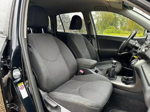 Black Toyota RAV4 2011 in Jelgava, with an engine capacity of 2.20 L and mileage of 231 thousand km for 6500 €, photo 10 on AUTOMOTO.COM.LV