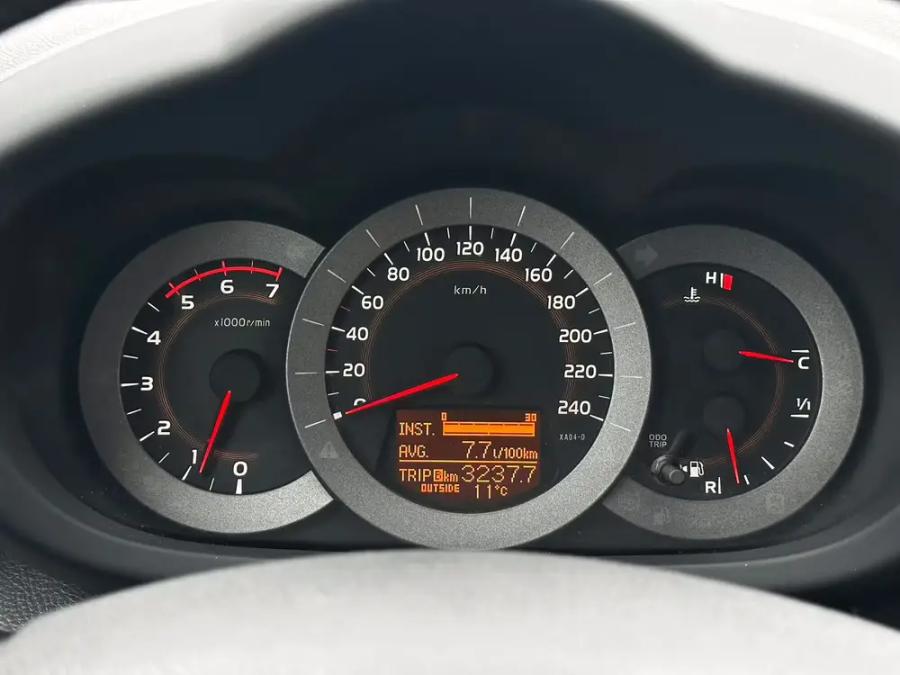 Melns Toyota RAV4 2011 Jelgava, ar dzinēja tilpumu 2.20 L un nobraukumu 231 tūkst. km par 6500 €, foto 16 vietnē AUTOMOTO.COM.LV