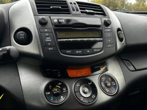 Melns Toyota RAV4 2011 Jelgava, ar dzinēja tilpumu 2.20 L un nobraukumu 231 tūkst. km par 6500 €, foto 18 vietnē AUTOMOTO.COM.LV