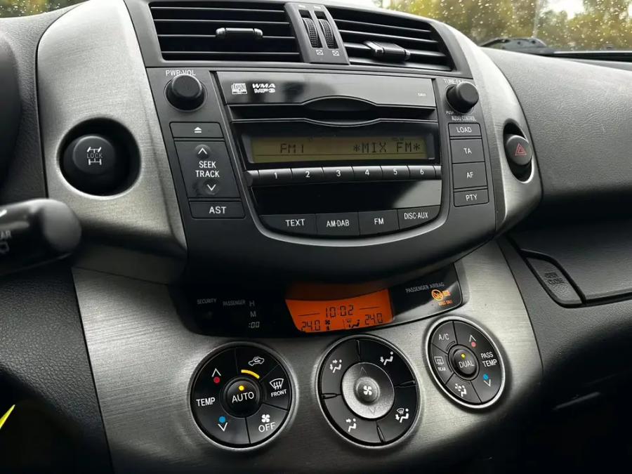 Melns Toyota RAV4 2011 Jelgava, ar dzinēja tilpumu 2.20 L un nobraukumu 231 tūkst. km par 6500 €, foto 18 vietnē AUTOMOTO.COM.LV