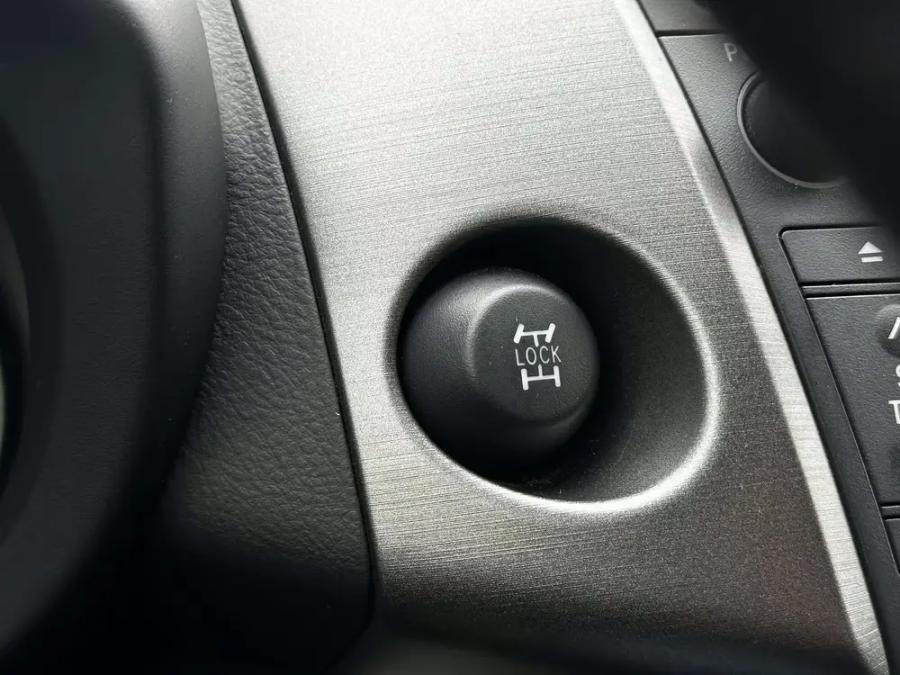 Melns Toyota RAV4 2011 Jelgava, ar dzinēja tilpumu 2.20 L un nobraukumu 231 tūkst. km par 6500 €, foto 19 vietnē AUTOMOTO.COM.LV
