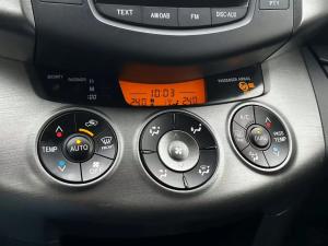 Melns Toyota RAV4 2011 Jelgava, ar dzinēja tilpumu 2.20 L un nobraukumu 231 tūkst. km par 6500 €, foto 20 vietnē AUTOMOTO.COM.LV