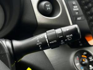 Melns Toyota RAV4 2011 Jelgava, ar dzinēja tilpumu 2.20 L un nobraukumu 231 tūkst. km par 6500 €, foto 28 vietnē AUTOMOTO.COM.LV