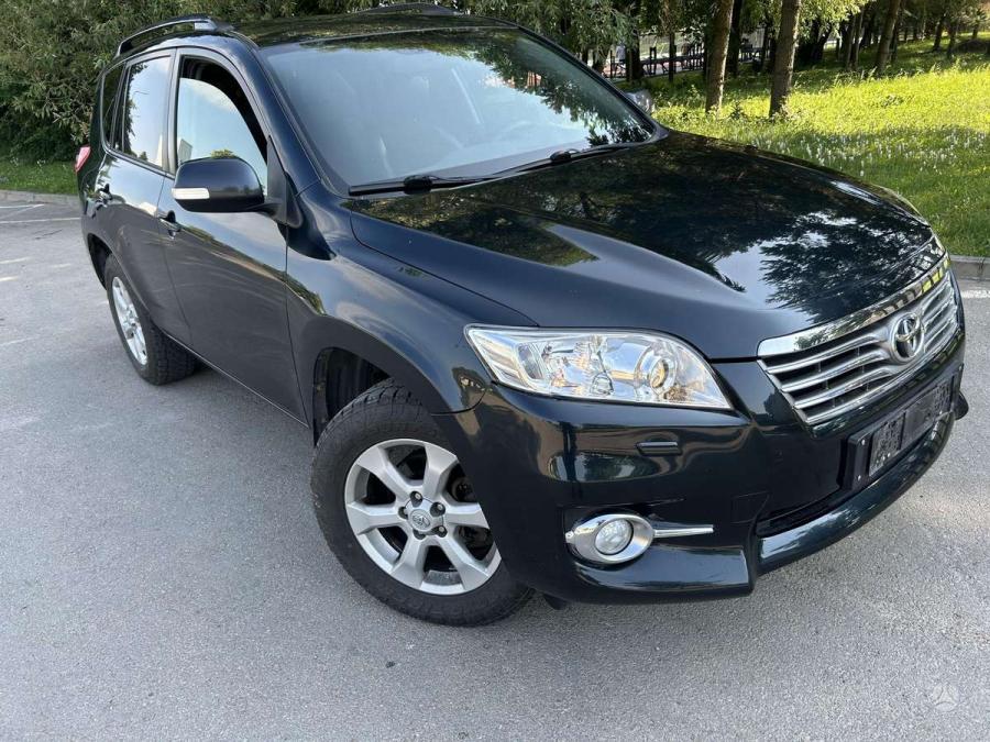 Melns Toyota RAV4 2011 Tauragė, ar dzinēja tilpumu 2.23 L un nobraukumu 228 tūkst. km par 4500 €, foto 3 vietnē AUTOMOTO.COM.LV