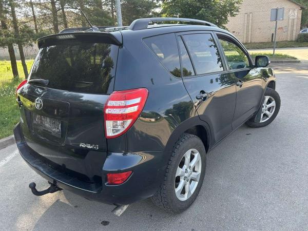 Black Toyota RAV4 2011 in Taurage, with an engine capacity of 2.23 L and mileage of 228 thousand km for 4500 €, photo 3 on AUTOMOTO.COM.LV