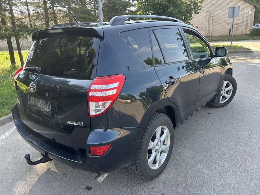 Melns Toyota RAV4 2011 Tauragė, ar dzinēja tilpumu 2.23 L un nobraukumu 228 tūkst. km par 4500 €, foto 4 vietnē AUTOMOTO.COM.LV