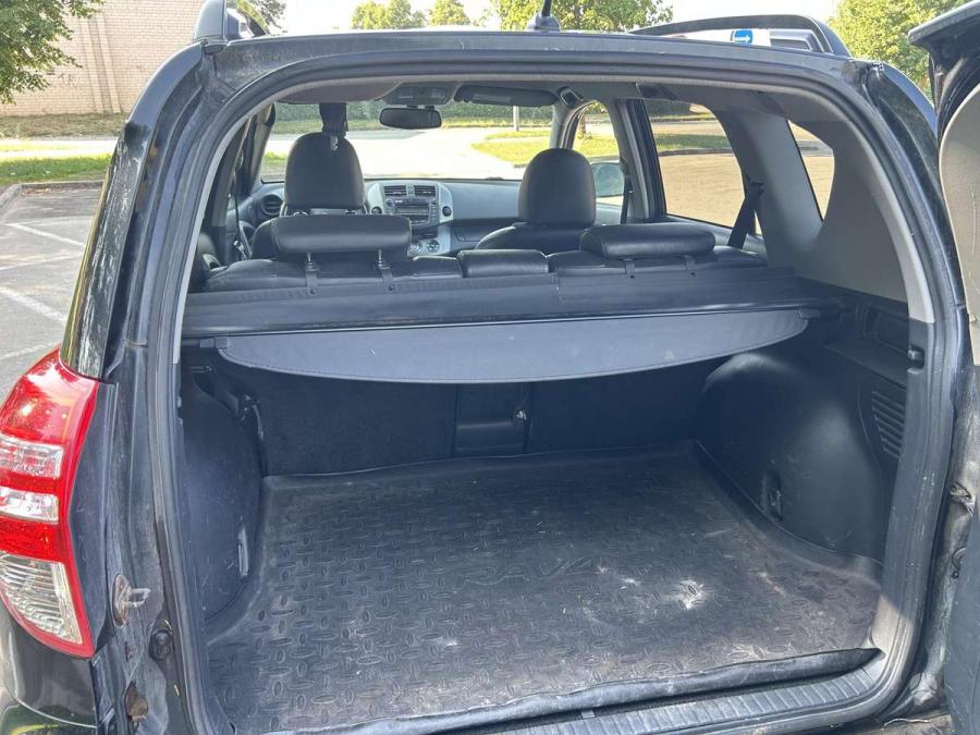 Melns Toyota RAV4 2011 Tauragė, ar dzinēja tilpumu 2.23 L un nobraukumu 228 tūkst. km par 4500 €, foto 6 vietnē AUTOMOTO.COM.LV