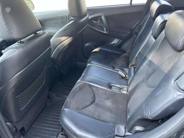 Black Toyota RAV4 2011 in Taurage, with an engine capacity of 2.23 L and mileage of 228 thousand km for 4500 €, photo 6 on AUTOMOTO.COM.LV