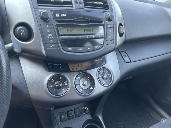 Black Toyota RAV4 2011 in Taurage, with an engine capacity of 2.23 L and mileage of 228 thousand km for 4500 €, photo 8 on AUTOMOTO.COM.LV