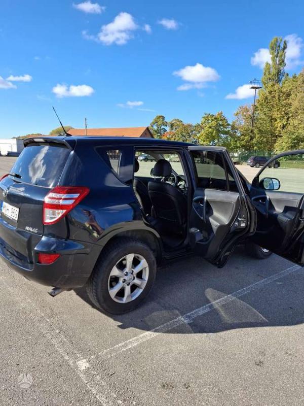 Melns Toyota RAV4 2011 Klaipėda, ar dzinēja tilpumu 2.23 L un nobraukumu 242 tūkst. km par 7300 €, foto 3 vietnē AUTOMOTO.COM.LV