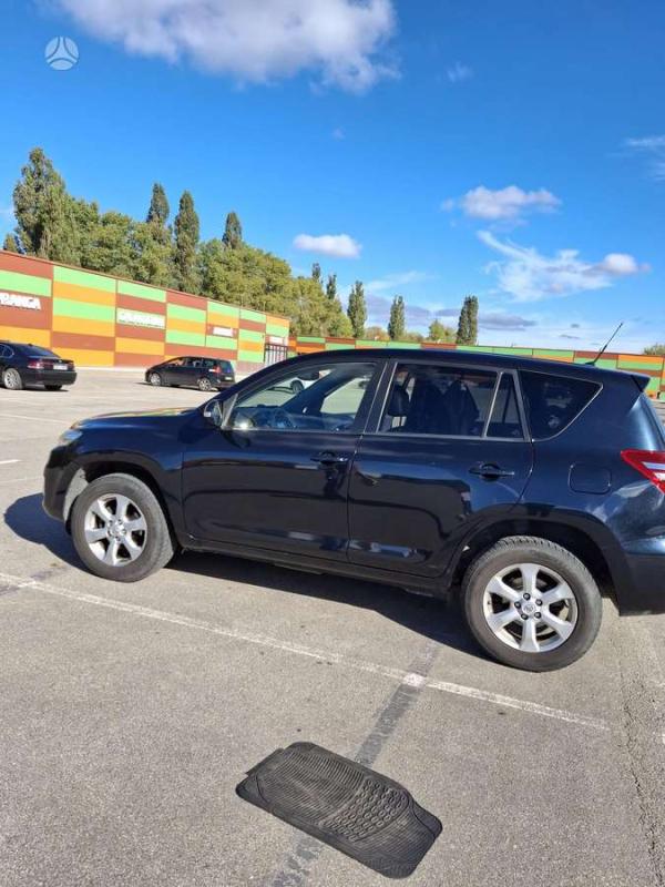 Melns Toyota RAV4 2011 Klaipėda, ar dzinēja tilpumu 2.23 L un nobraukumu 242 tūkst. km par 7300 €, foto 4 vietnē AUTOMOTO.COM.LV