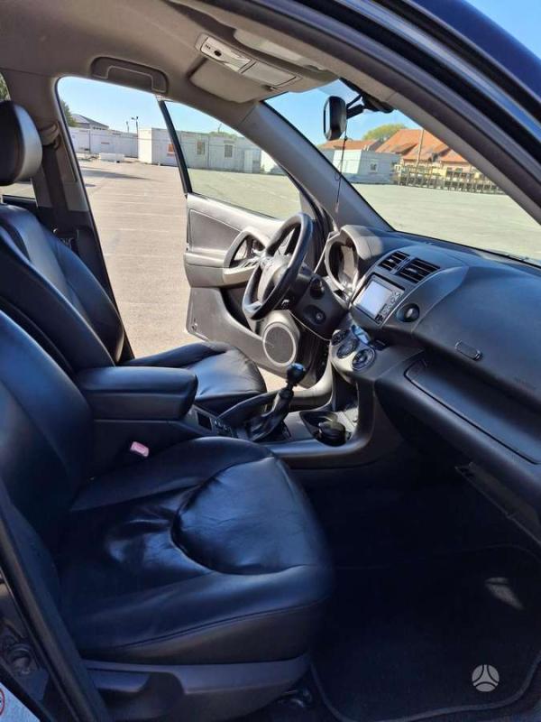 Melns Toyota RAV4 2011 Klaipėda, ar dzinēja tilpumu 2.23 L un nobraukumu 242 tūkst. km par 7300 €, foto 9 vietnē AUTOMOTO.COM.LV