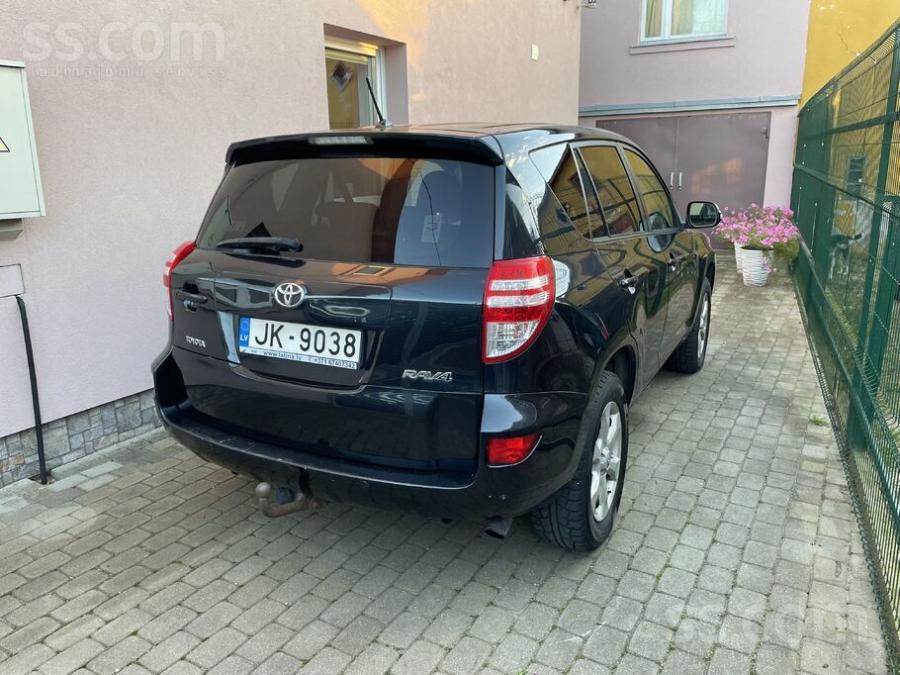 Melns Toyota RAV4 2011 Daugavpils, ar dzinēja tilpumu 2.20 L un nobraukumu 189 tūkst. km par 7200 €, foto 3 vietnē AUTOMOTO.COM.LV