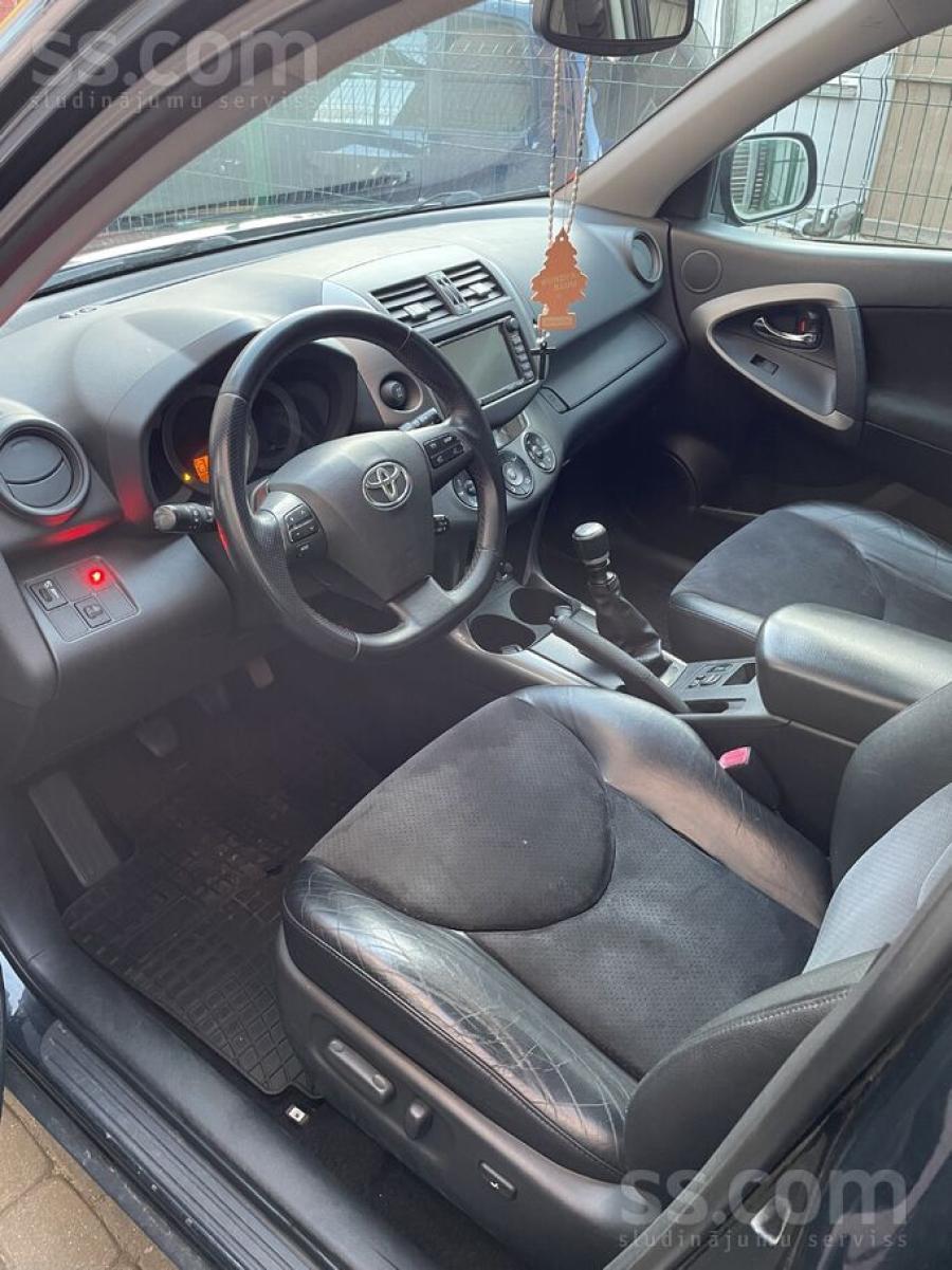 Melns Toyota RAV4 2011 Daugavpils, ar dzinēja tilpumu 2.20 L un nobraukumu 189 tūkst. km par 7200 €, foto 8 vietnē AUTOMOTO.COM.LV