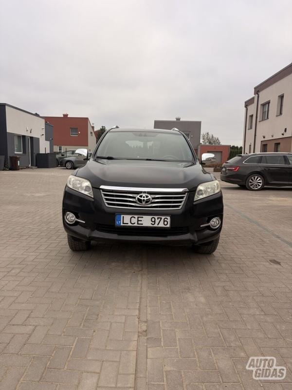 Melns Toyota RAV4 2011 Kauņa, ar dzinēja tilpumu 2.20 L un nobraukumu 235 tūkst. km par 7000 €, foto 3 vietnē AUTOMOTO.COM.LV