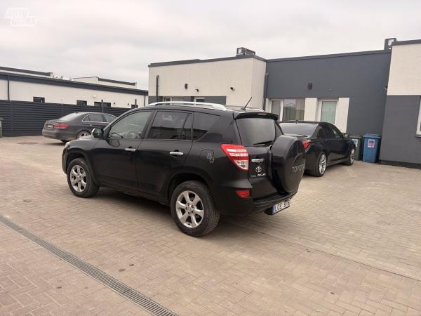 Melns Toyota RAV4 2011 Kauņa, ar dzinēja tilpumu 2.20 L un nobraukumu 235 tūkst. km par 7000 €, foto 5 vietnē AUTOMOTO.COM.LV